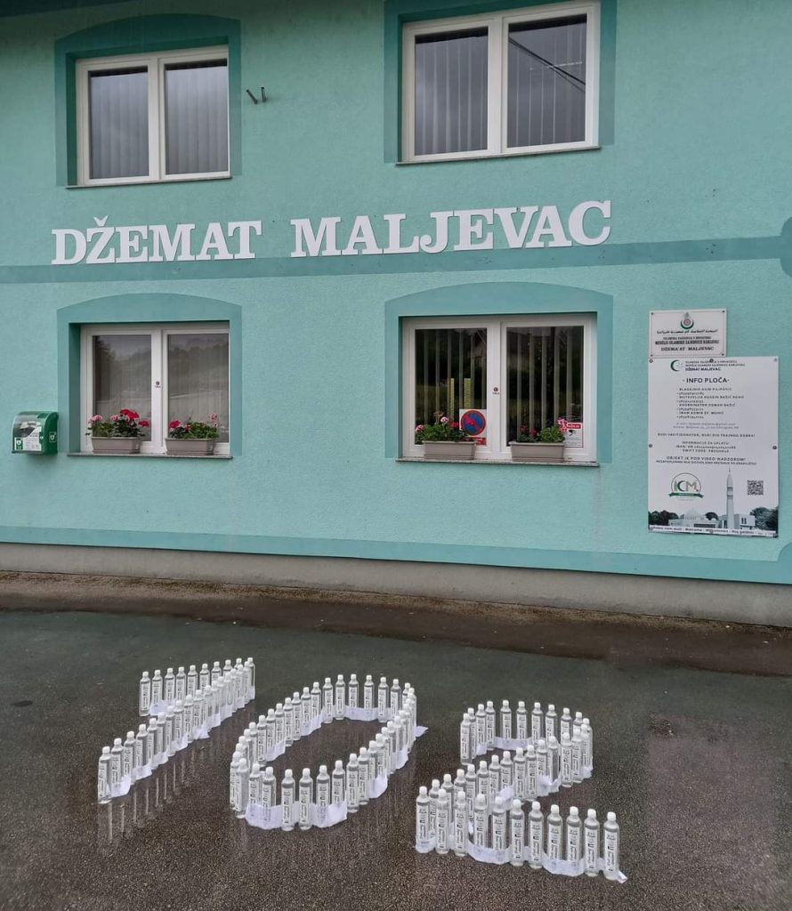 Džemat "Maljevac" instalacija 102 boce vode za 102 ubijene djece u ...